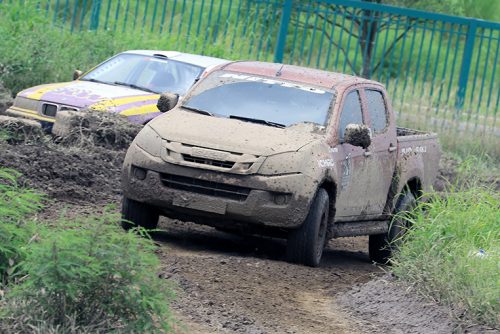 Rallycross racing in an Isuzu D-Max looks like a lot of fun | VISOR