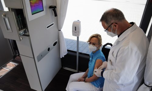 This Daimler bus becomes a mobile COVID-19 vaccine center | VISOR