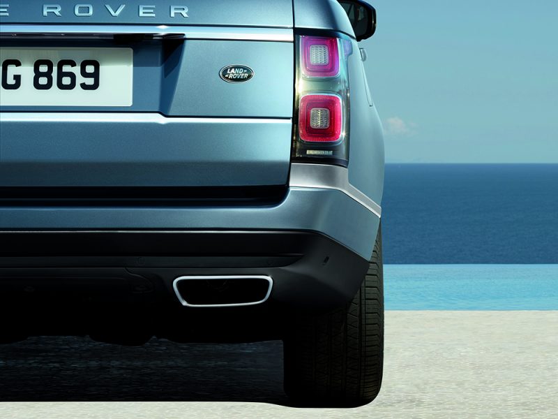 The Range Rover Vogue boasts uncompromised refinement and superb ...
