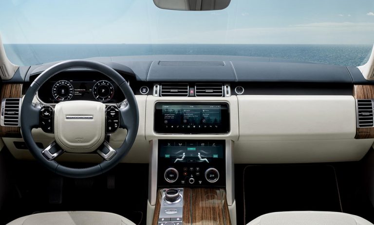 The Range Rover Vogue boasts uncompromised refinement and superb ...