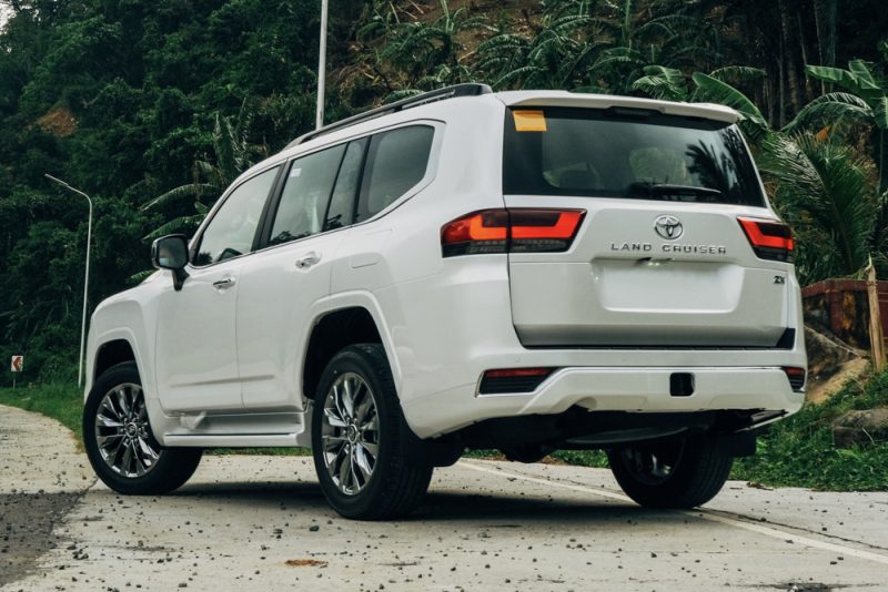 We drive the all-new Toyota Land Cruiser 300 | VISOR