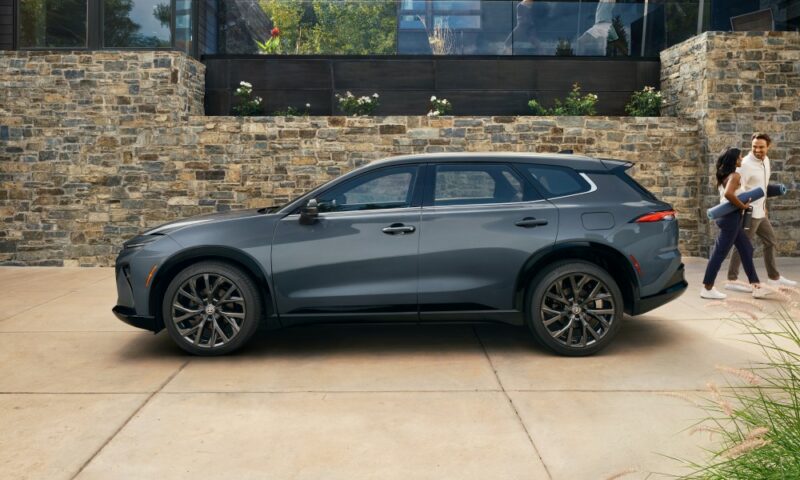 The Toyota Crown Signia is large and luxurious | VISOR