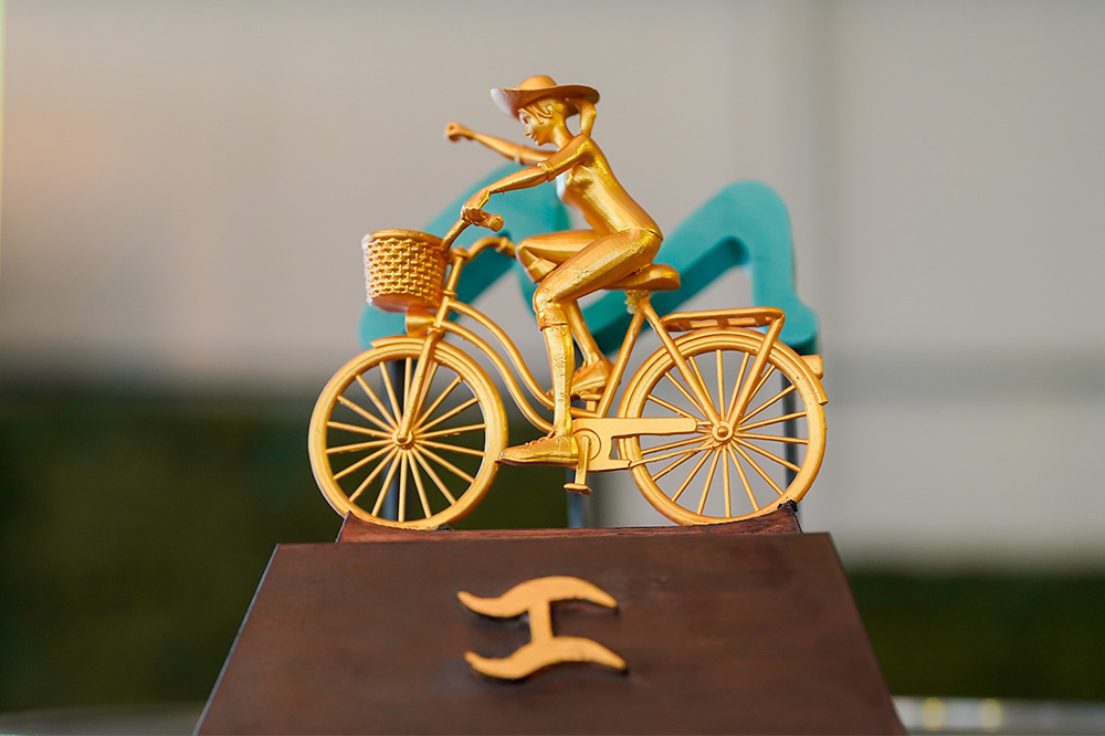 2 Grab bikers recognized as ‘Padyak Champions’ at Mobility Awards | VISOR