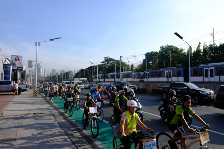 350 Pilipinas celebrates PH independence with bike bus along EDSA | VISOR